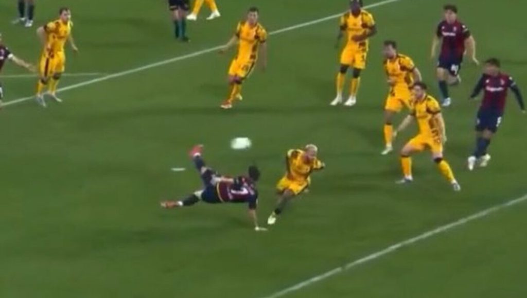 Gol Orsolini, la semi-rovesciata decide il match al Dall'Ara - VIDEO